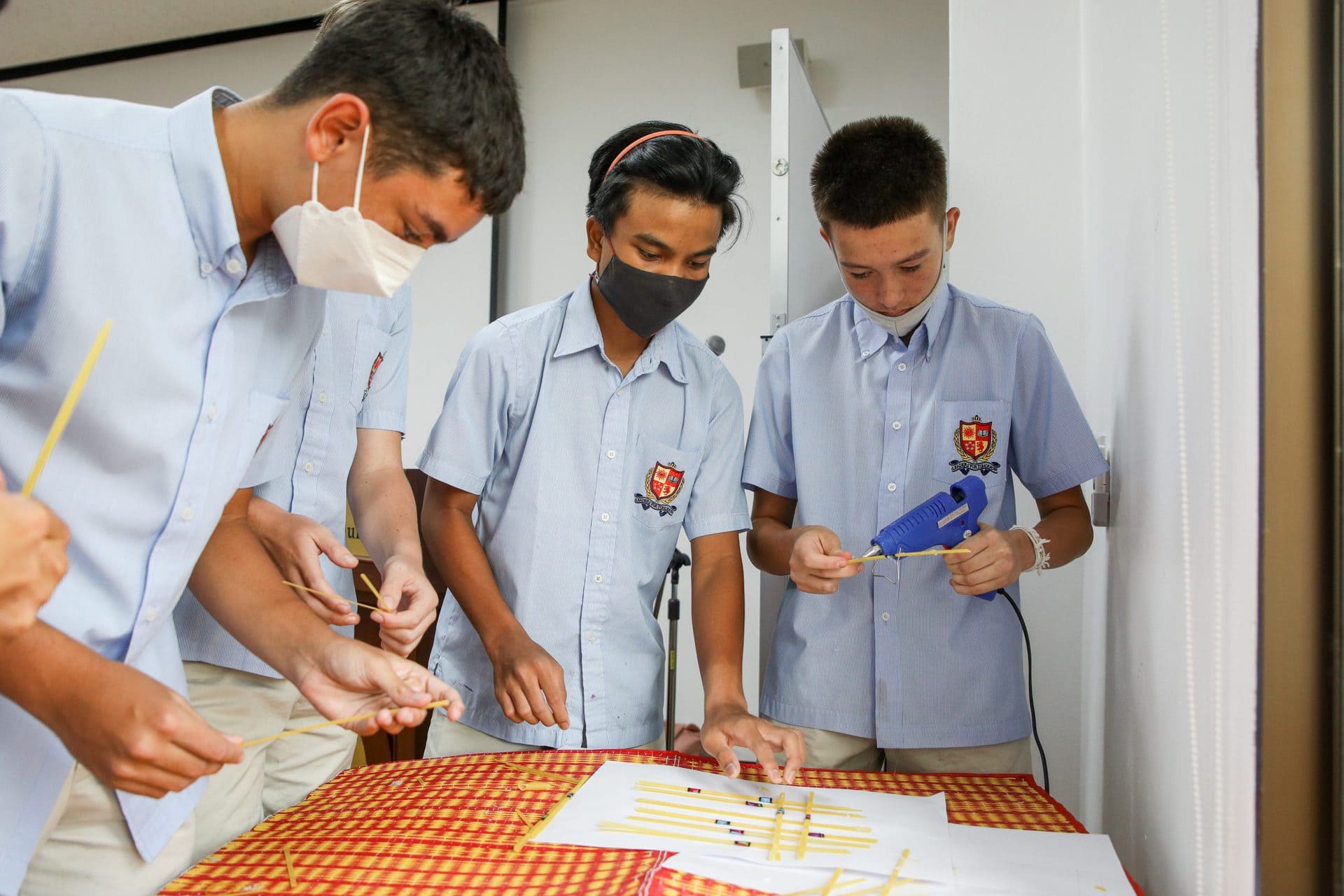 'Spaghetti Bridge Building' Encourages Team Building | British ...