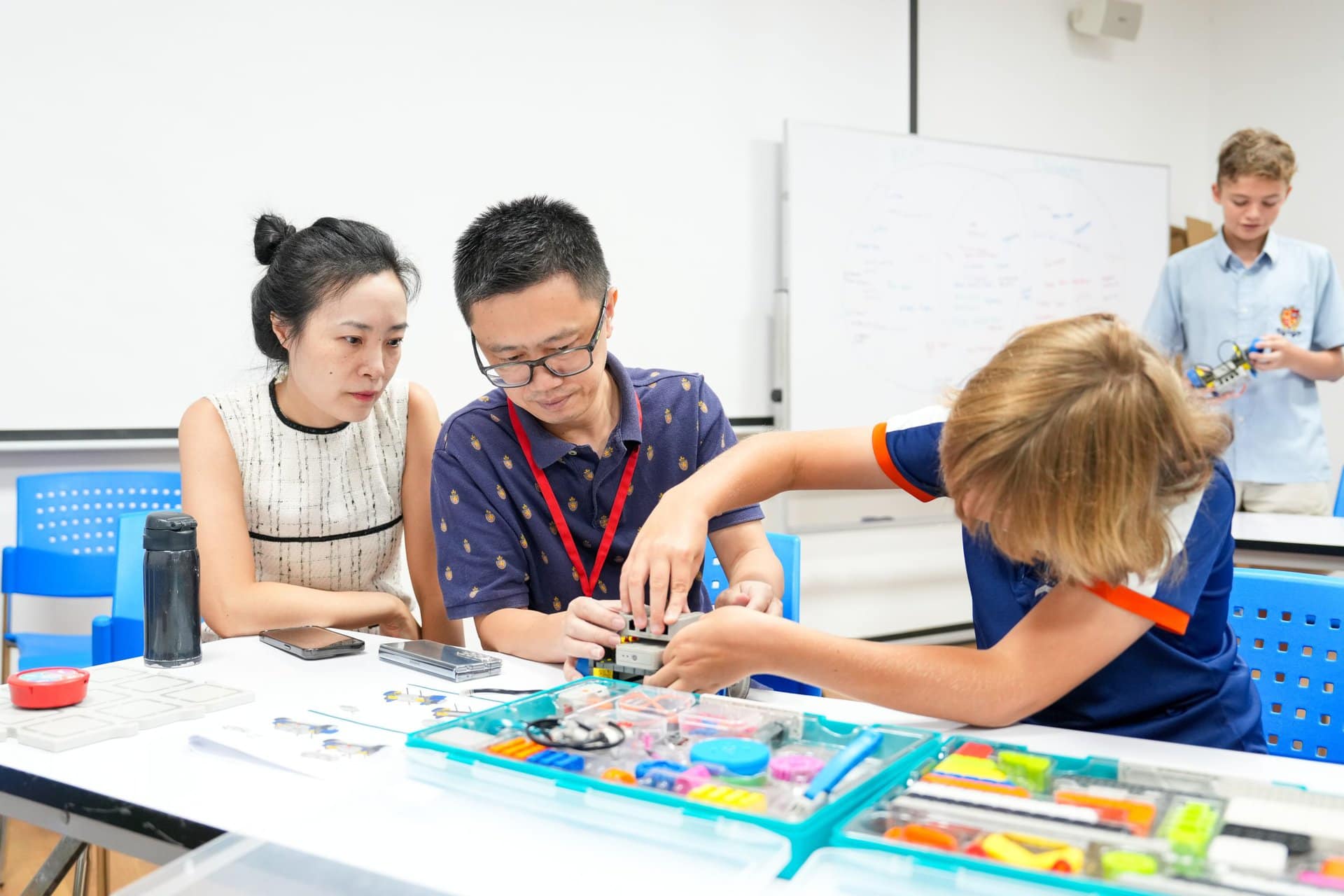 Dynamic Parent Presentation on Robotics at BISP | British International School Phuket